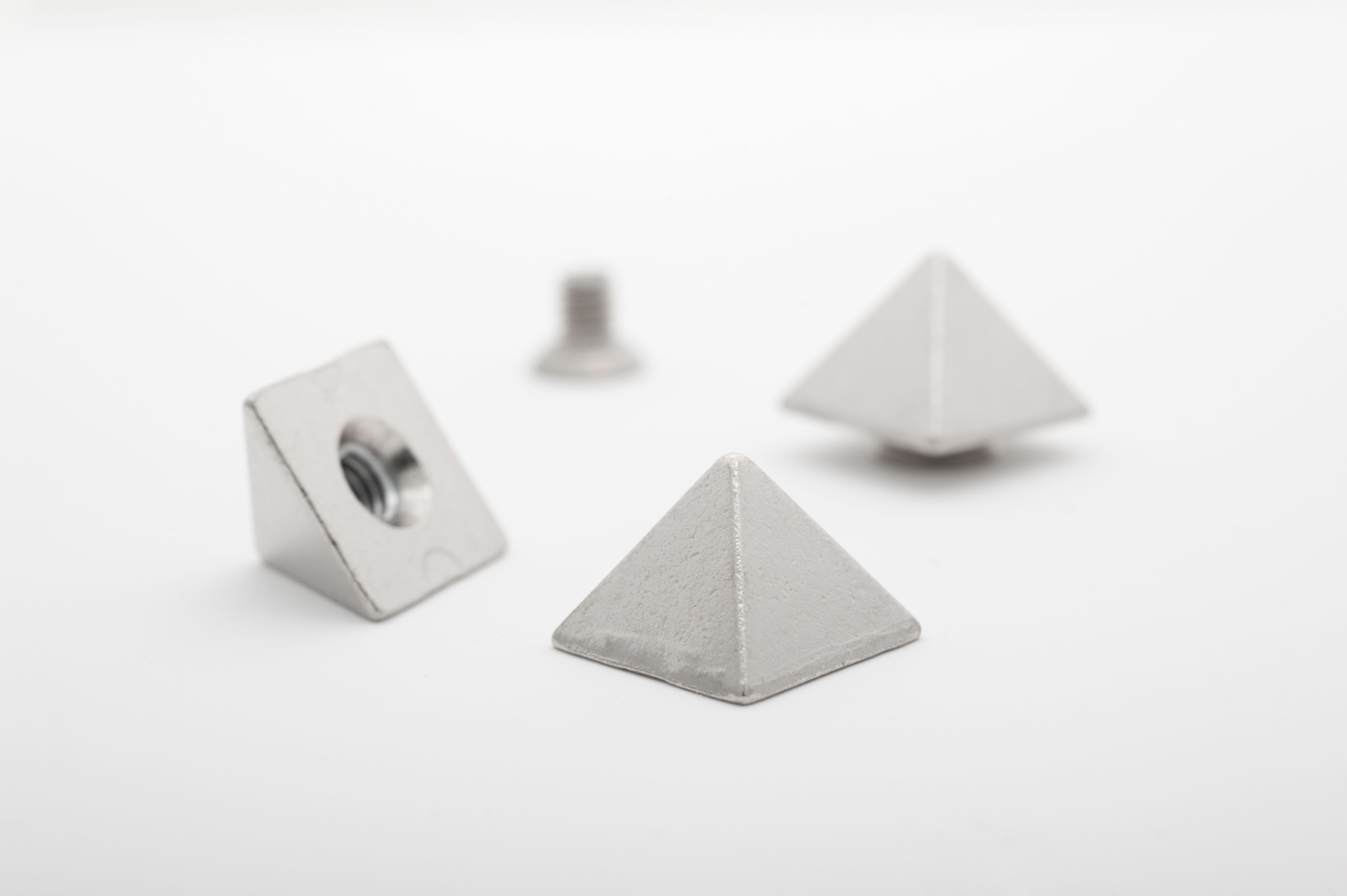 spike - 4-side Pyramid (Size 13) Silver