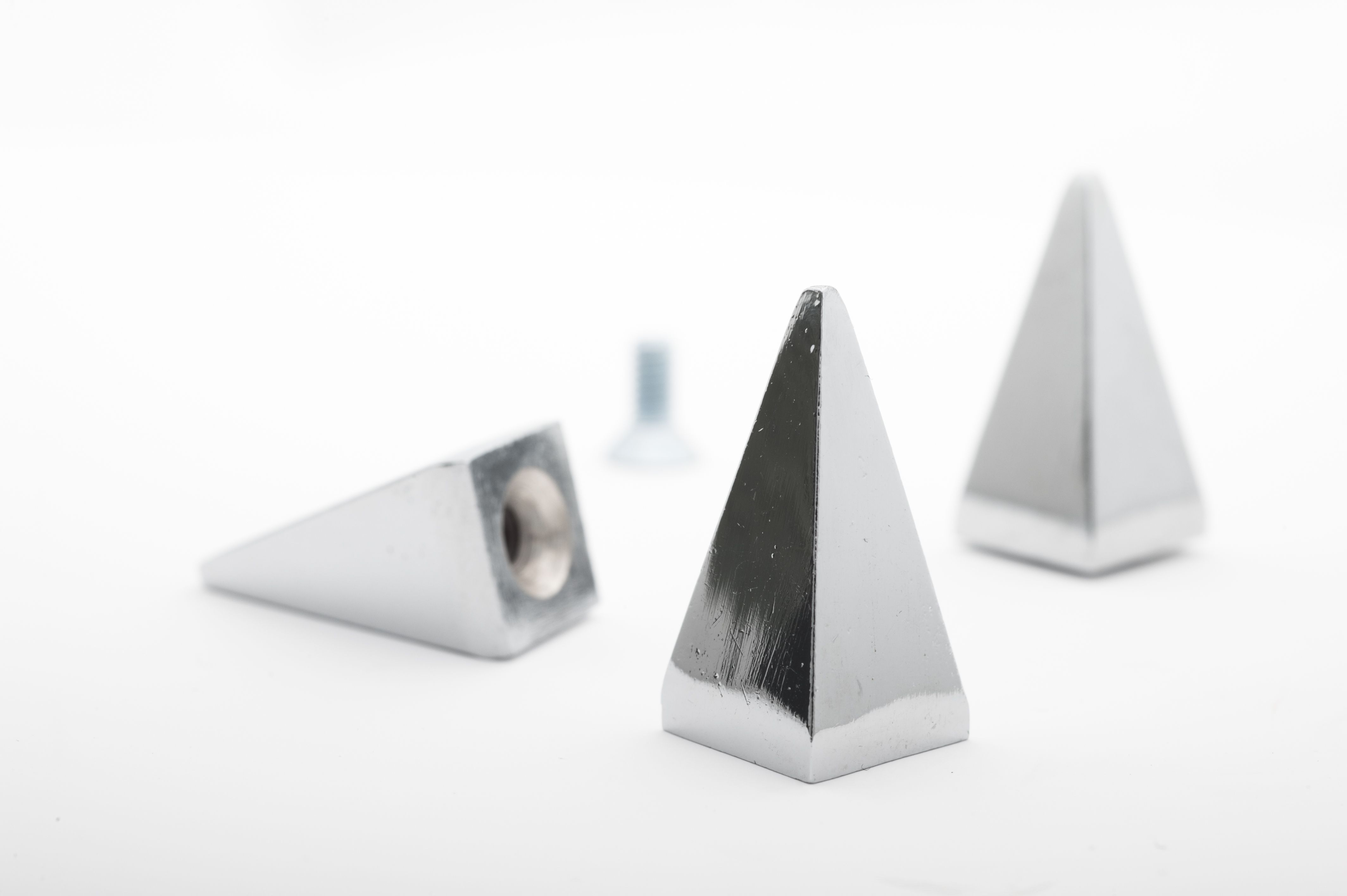 spike - 4-side Pyramid (Size 26) Silver/Chrome